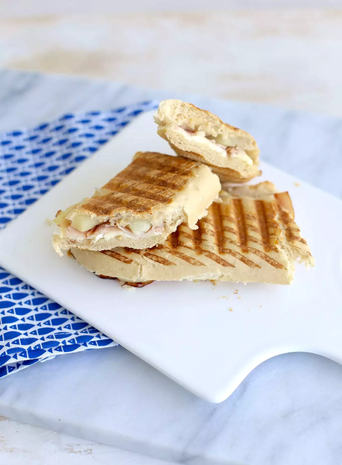 Panini met brie en ananas | Lekker en Simpel