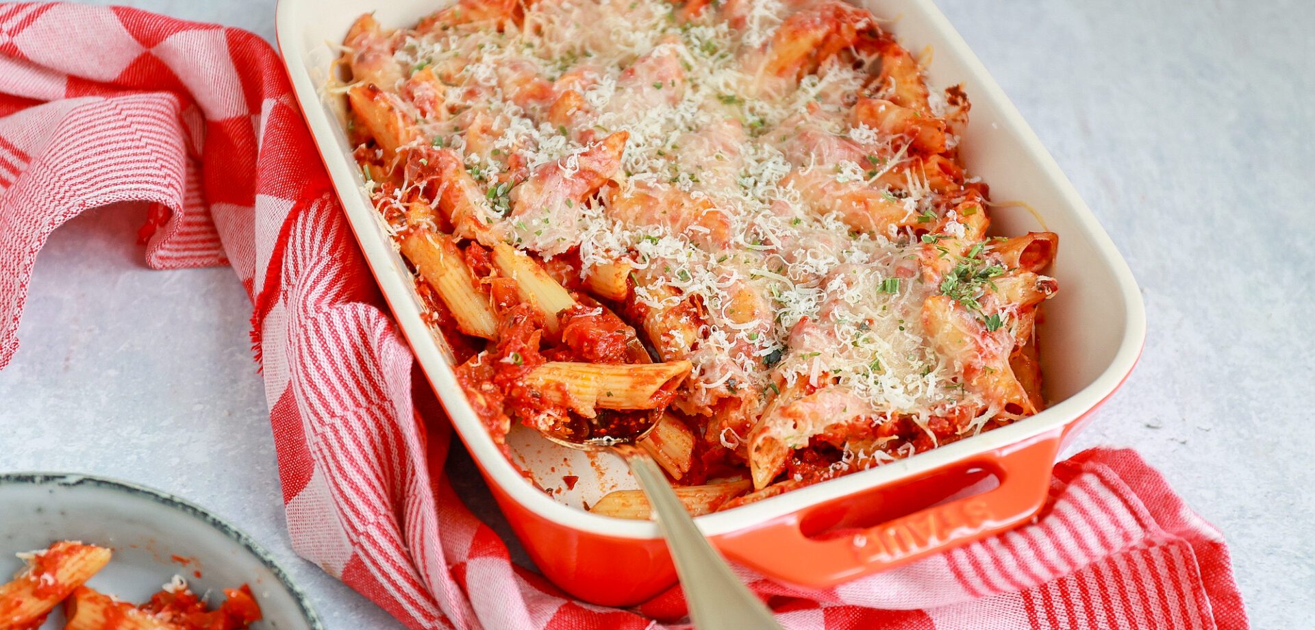 Pasta parmezaan | met tomatensaus uit de oven - Lekker en Simpel