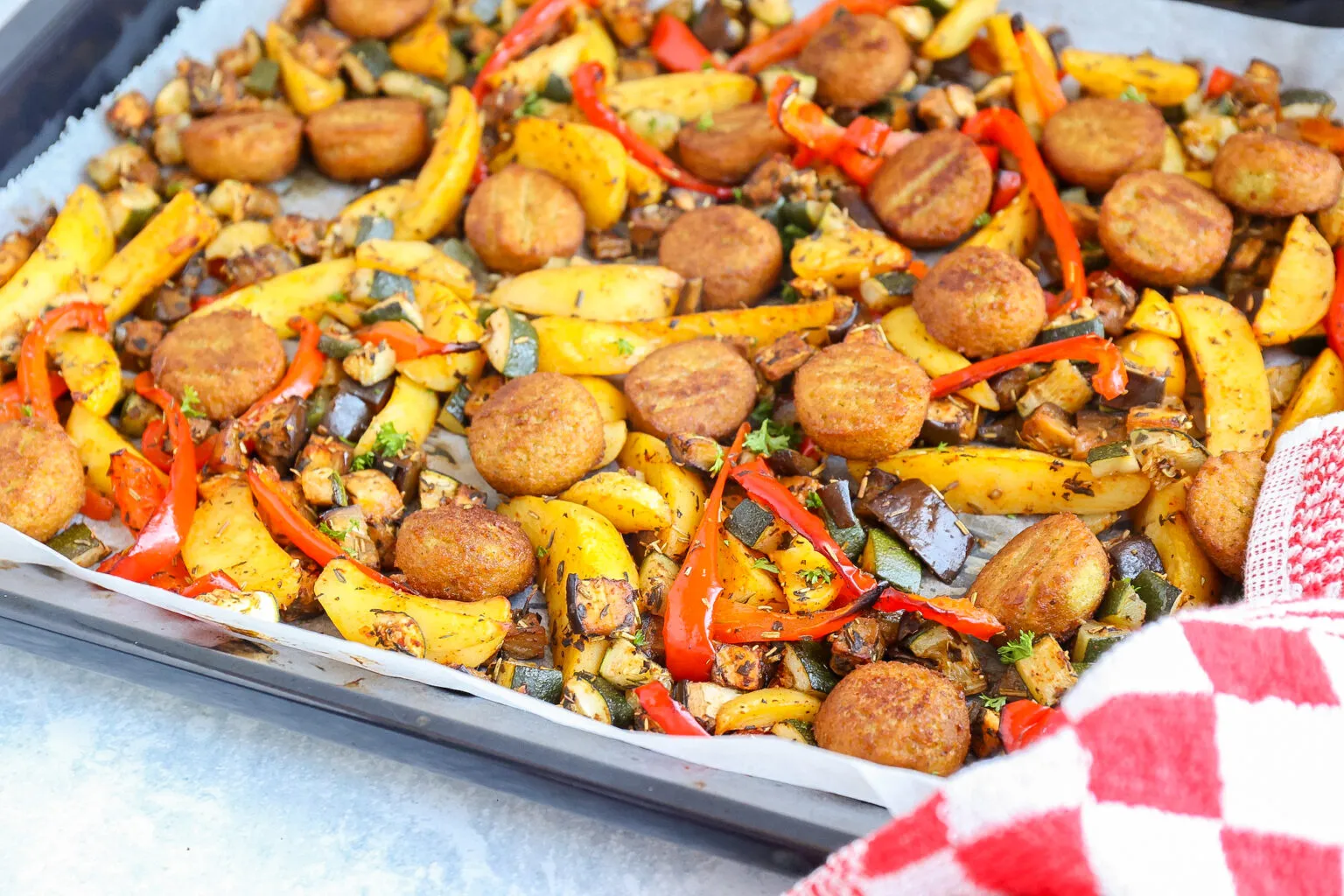 Vegetarische traybake met falafelballetjes | Lekker en Simpel