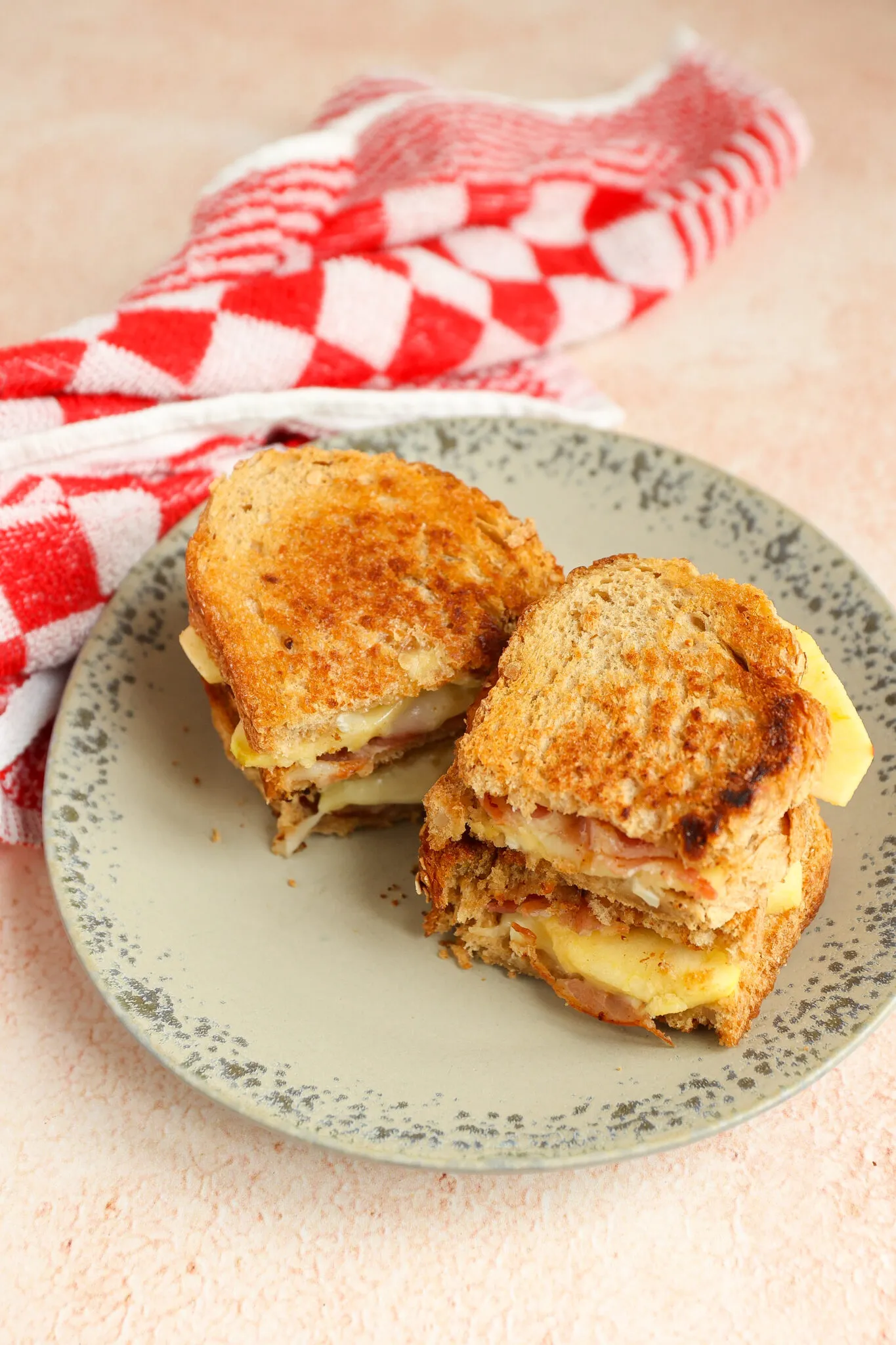 Tosti met brie, appel en bacon | lunch - Lekker en Simpel